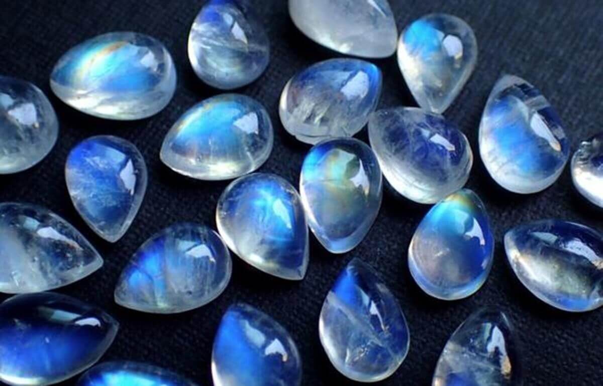 Unlocking the Power of Moonstone: Enhancing Your Dream State with this ...